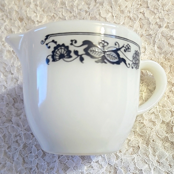 Pyrex | Kitchen | Vintage Pyrex Creamer Old Town Onion Peel Blue Super ...